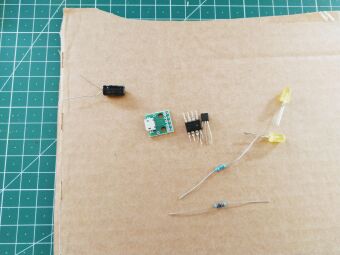 Freeform 555-timer-based breathing diode bug – Josef Adamčík